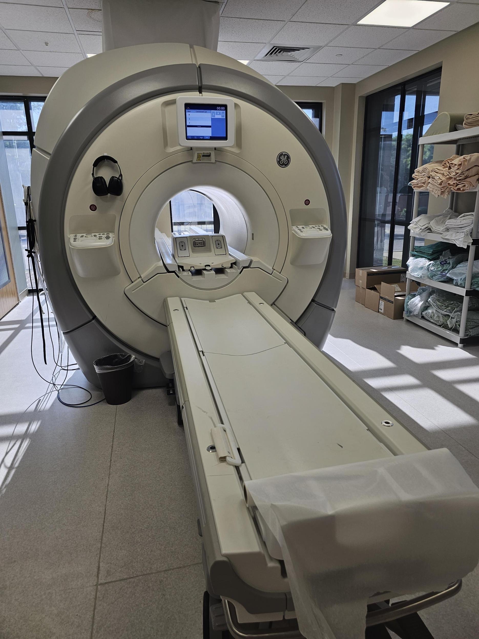 2015 1.5T GE MRI 450w 16 Channel MRI – ECG